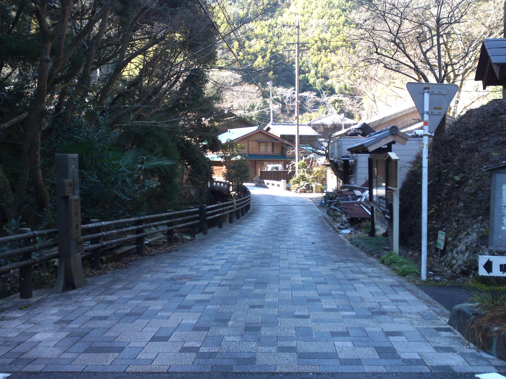 Along the old Tokaido road: Utsunoya - VOYAPON