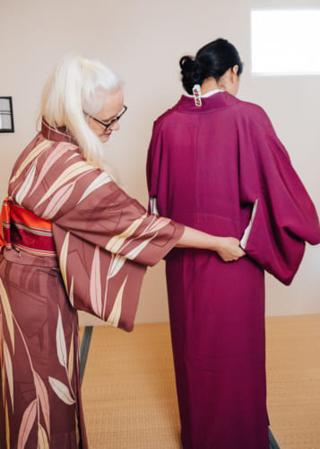 How to Wear a Kimono: With Step-by-Step Pictures and Video