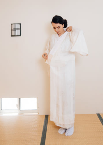 How to Wear a Kimono: With Step-by-Step Pictures and Video