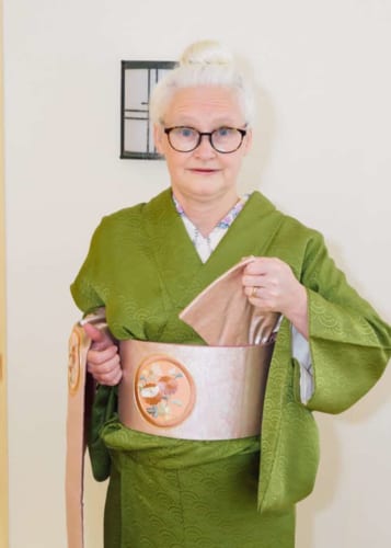 Apprenez à nouer un Nagoya Obi (avec photos et vidéos)