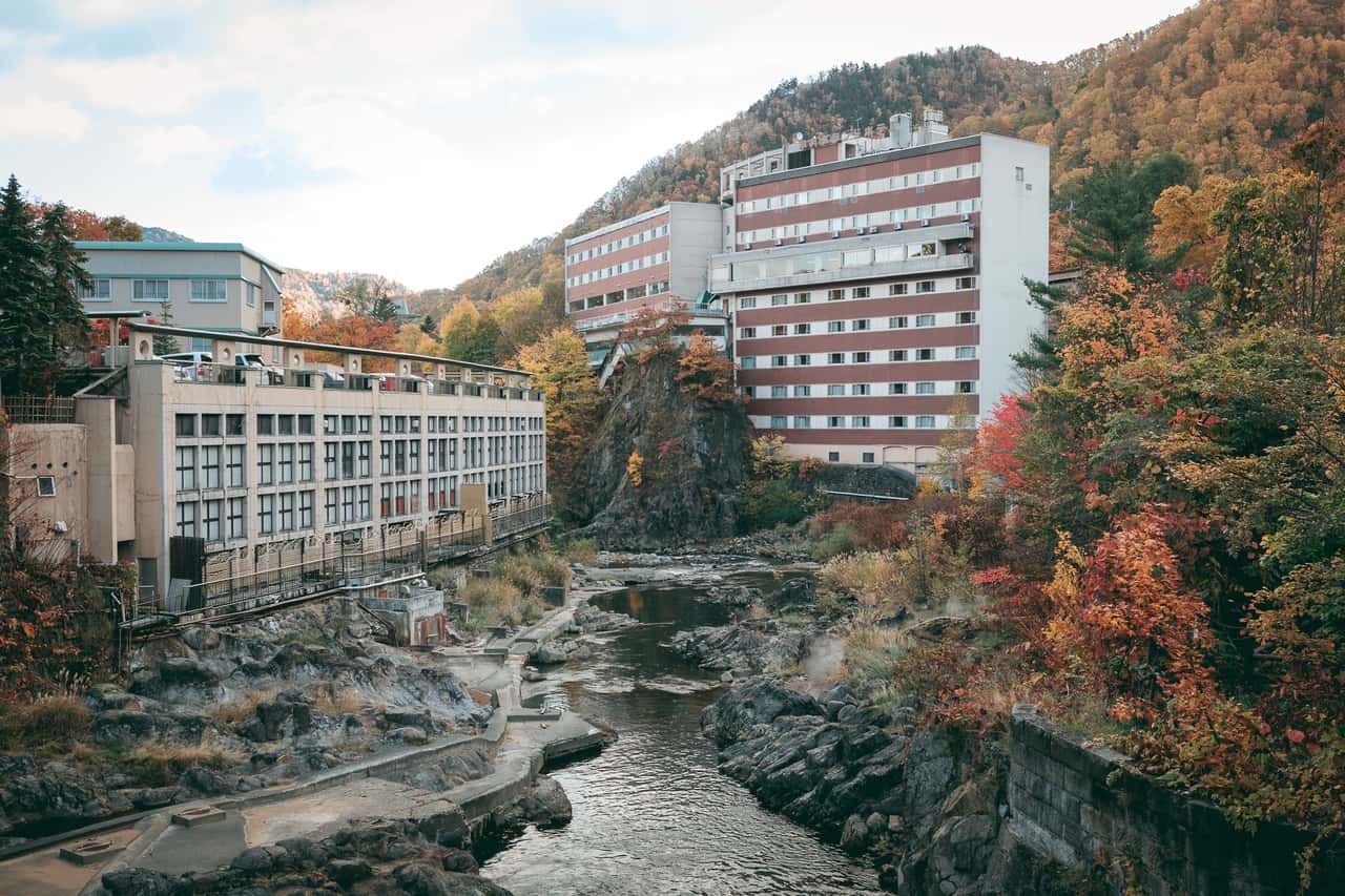 Jozankei, el pueblo onsen en Hokkaido rodeado de colores otoñales